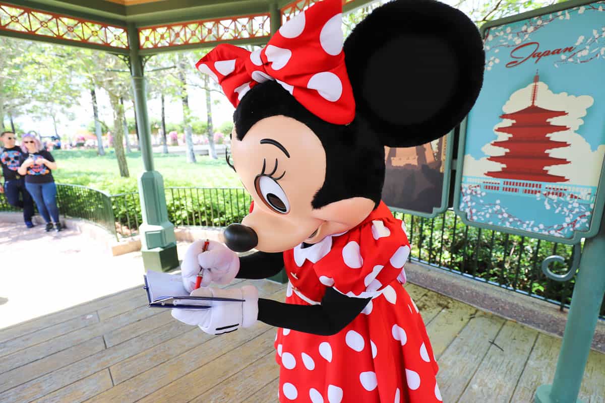 Meet Minnie Mouse at Epcot (Near the World Showcase Plaza) – Resorts Gal