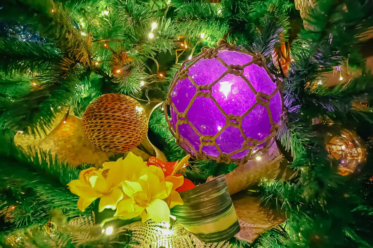 Mele Kalikimaka! A Christmas Tour of Disney's Polynesian Village Resort ...