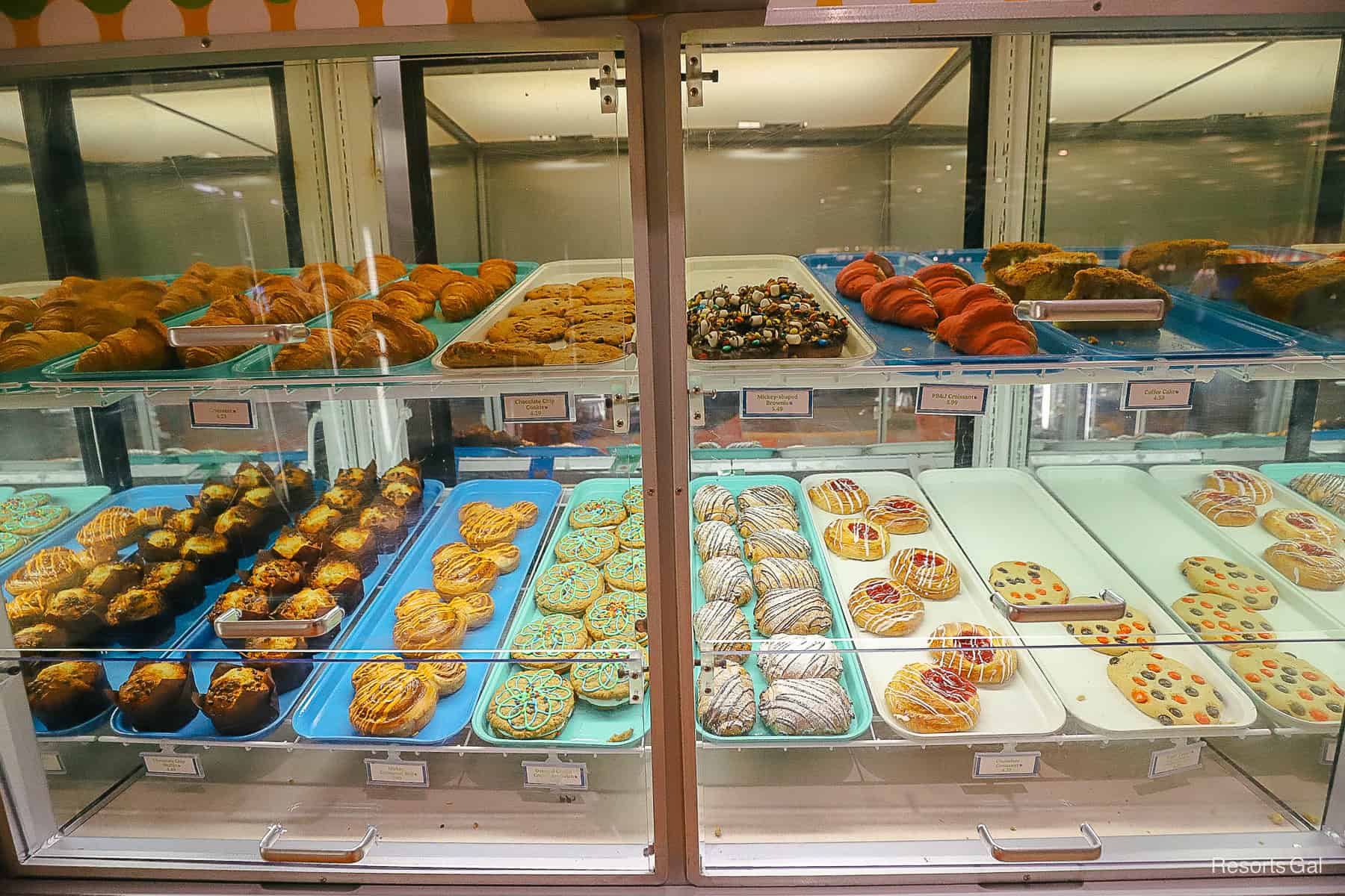 Everything Pop (Disney's Pop Century Resort Food Court) - Resorts Gal