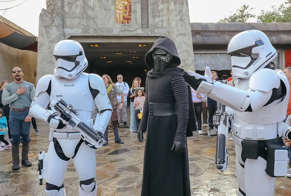 The Entire List of Star Wars Characters at Disney World (With Where to ...