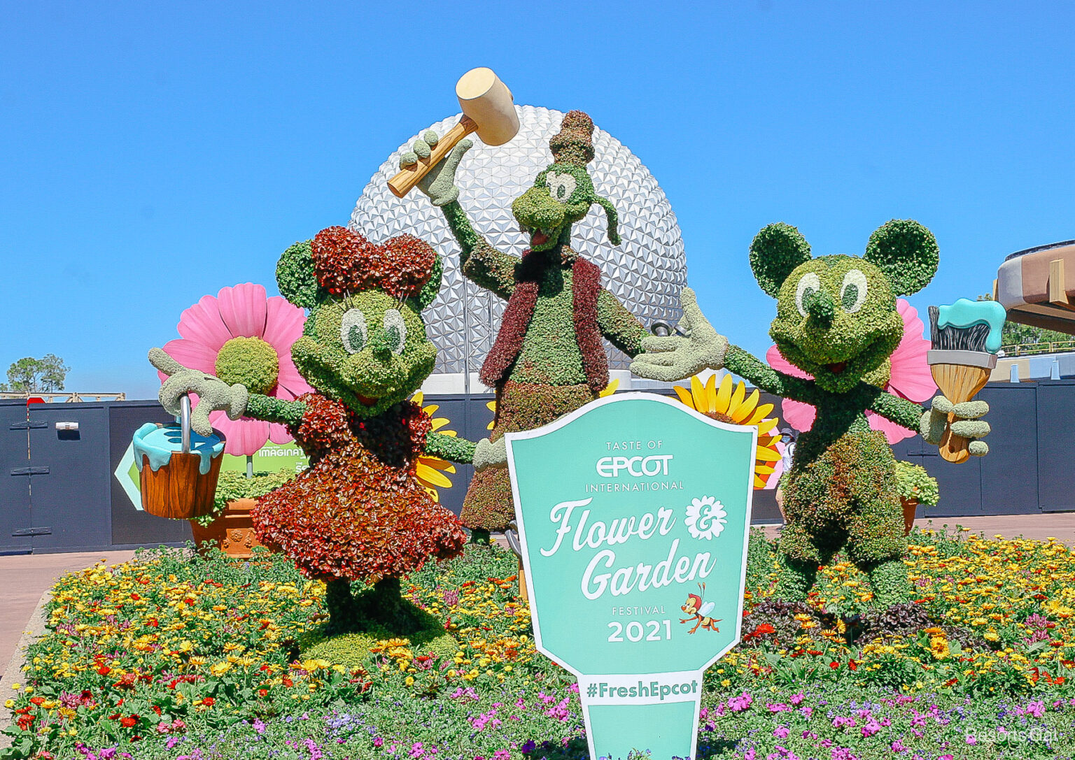 Through the Years: Mickey and Minnie Mouse's Character Topiaries at ...