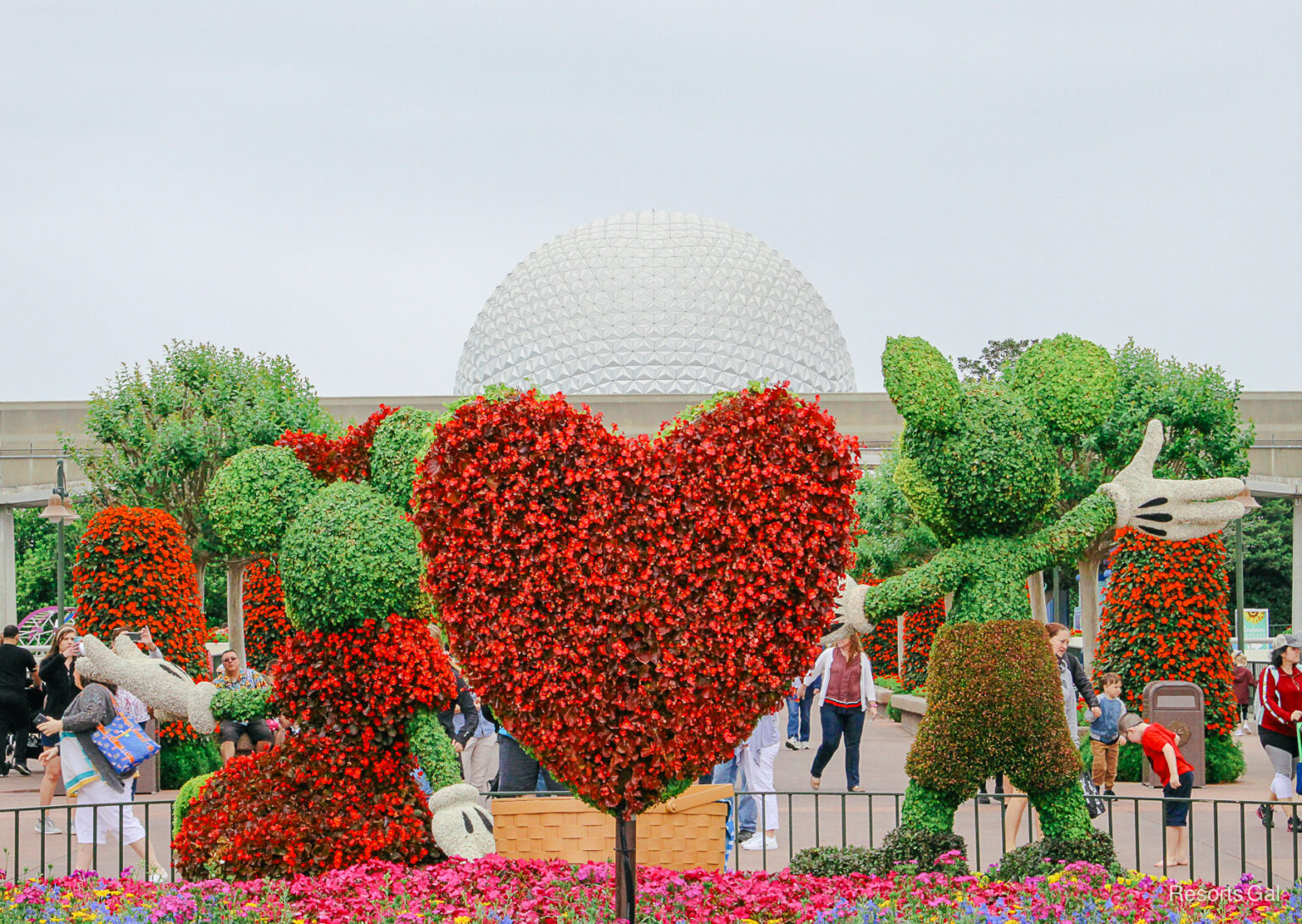 Through the Years: Mickey and Minnie Mouse's Character Topiaries at ...