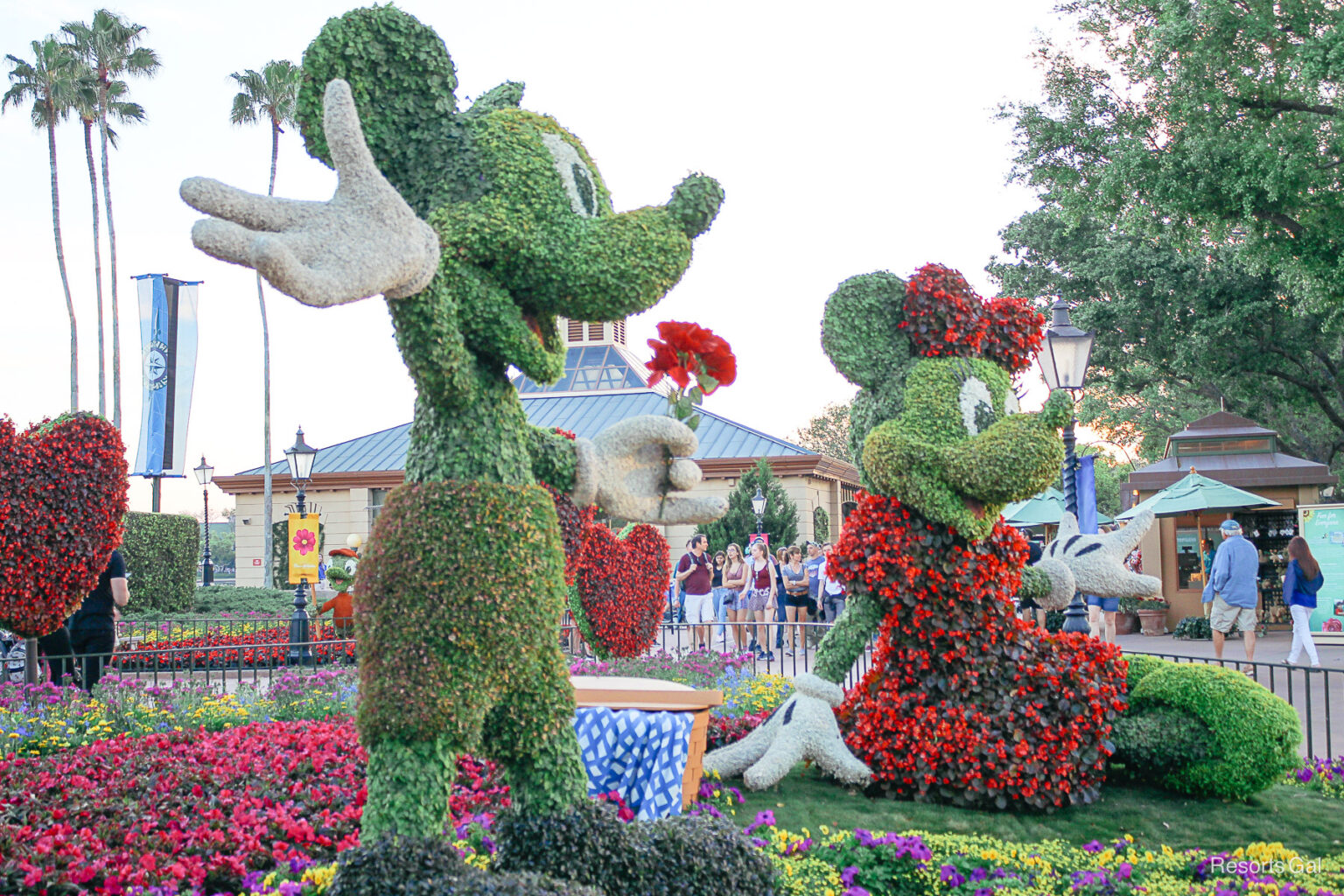 Through the Years: Mickey and Minnie Mouse's Character Topiaries at ...