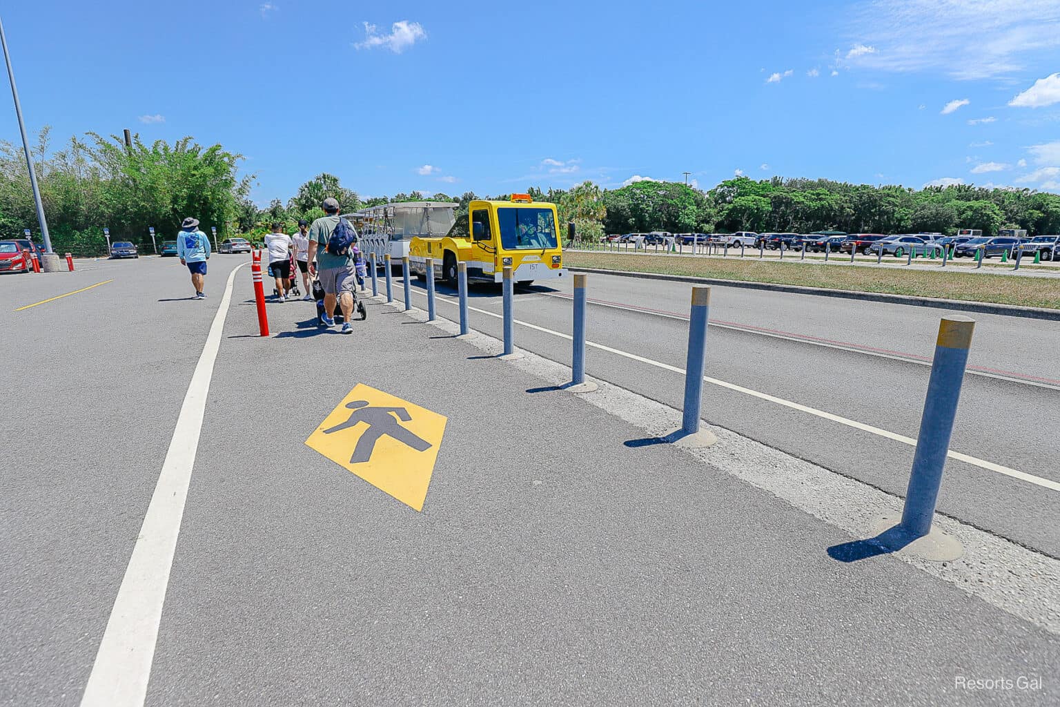 How the Parking Trams Work at Disney World (For Each Park) - Resorts Gal