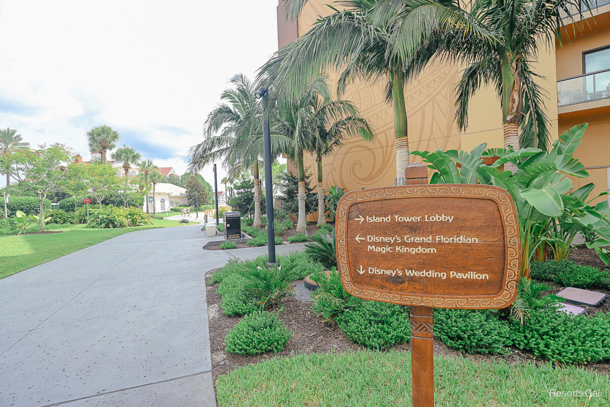 Taking the Walking Path From Disney's Polynesian Village to the Grand ...