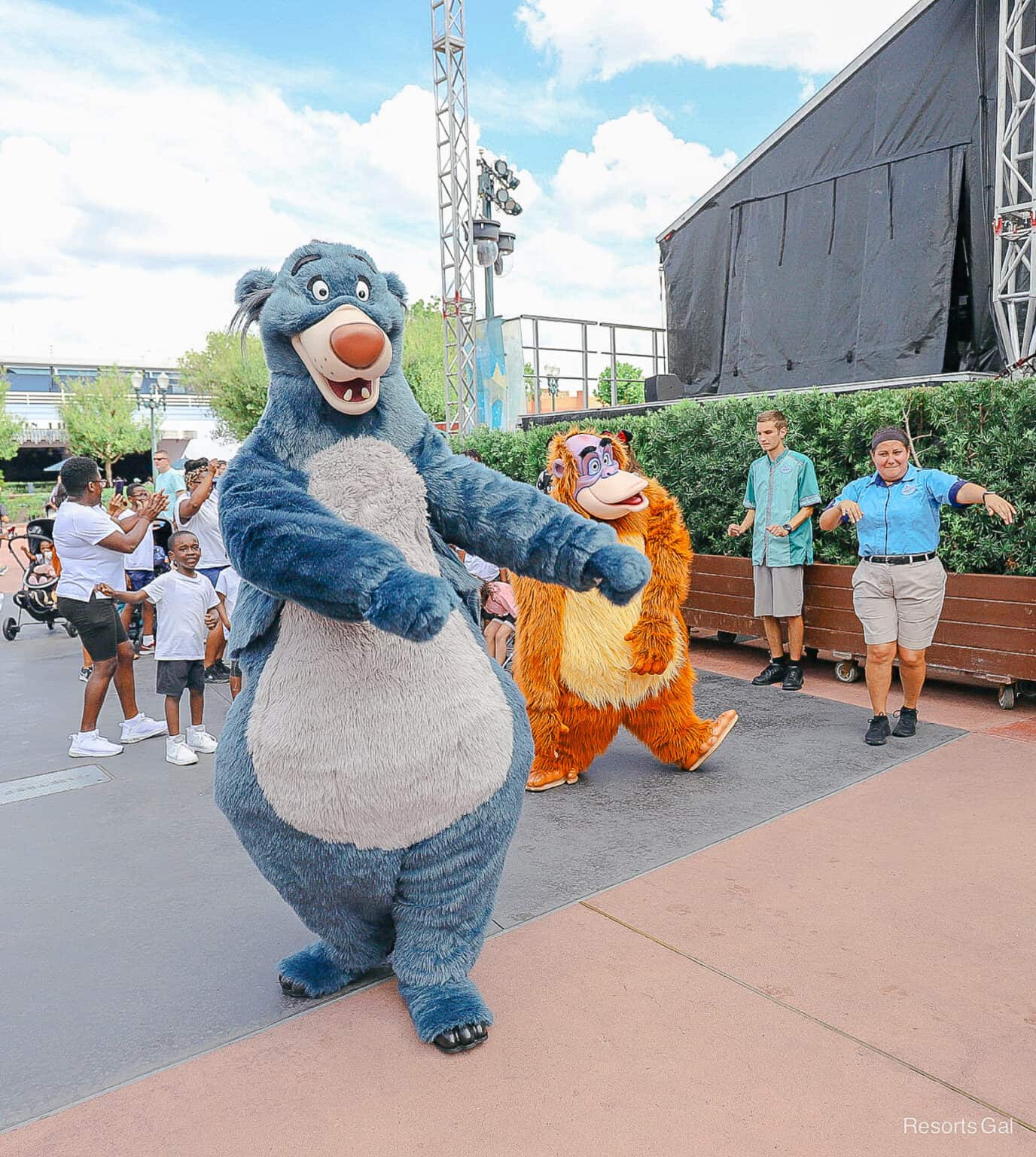 A Pop-Up Dance Party + Surprise Characters = A Fun Afternoon at Disney ...