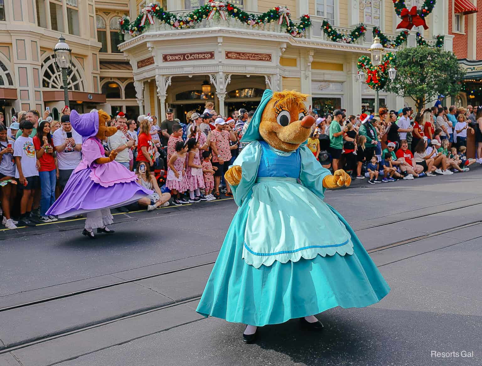 Character Spotlight: Suzy and Perla from 'Cinderella' at Disney World ...